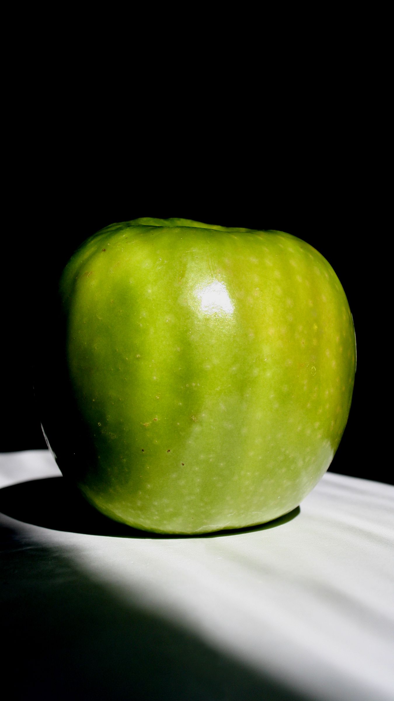 Download wallpaper 1350x2400 apple, fruit, shadow, green, dark, macro ...