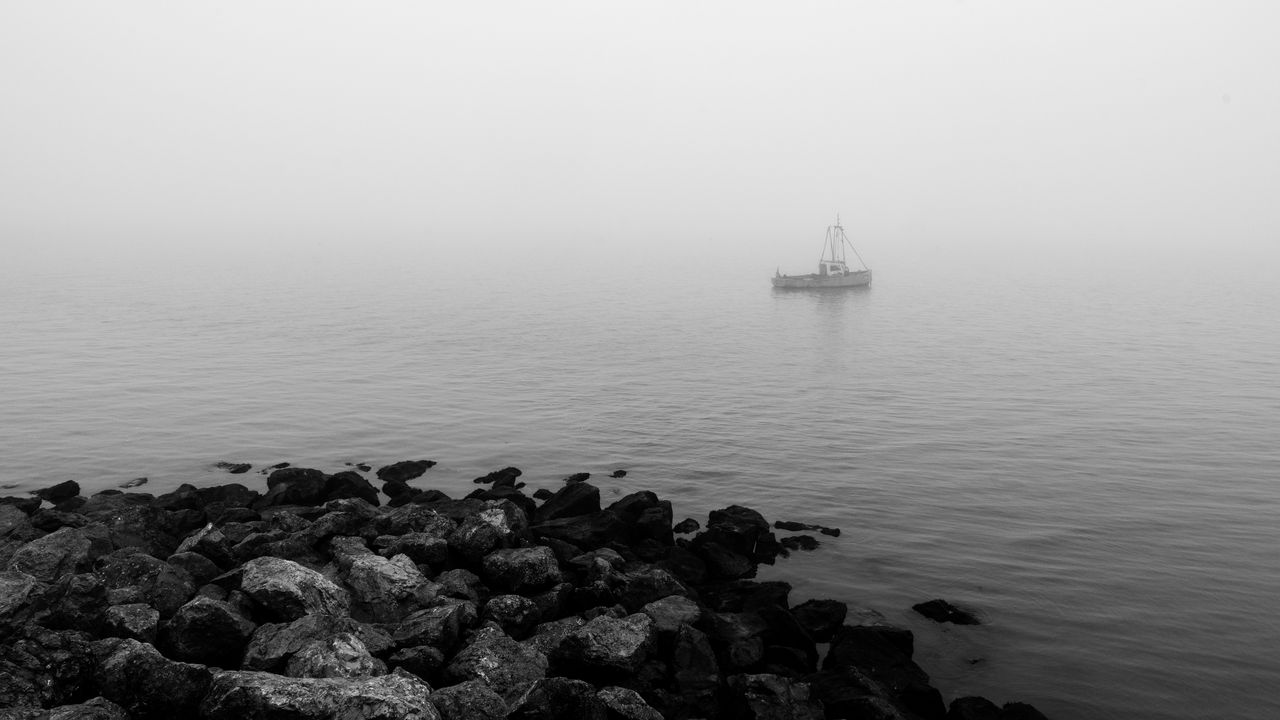 Wallpaper boat, sea, coast, fog, black and white hd, picture, image