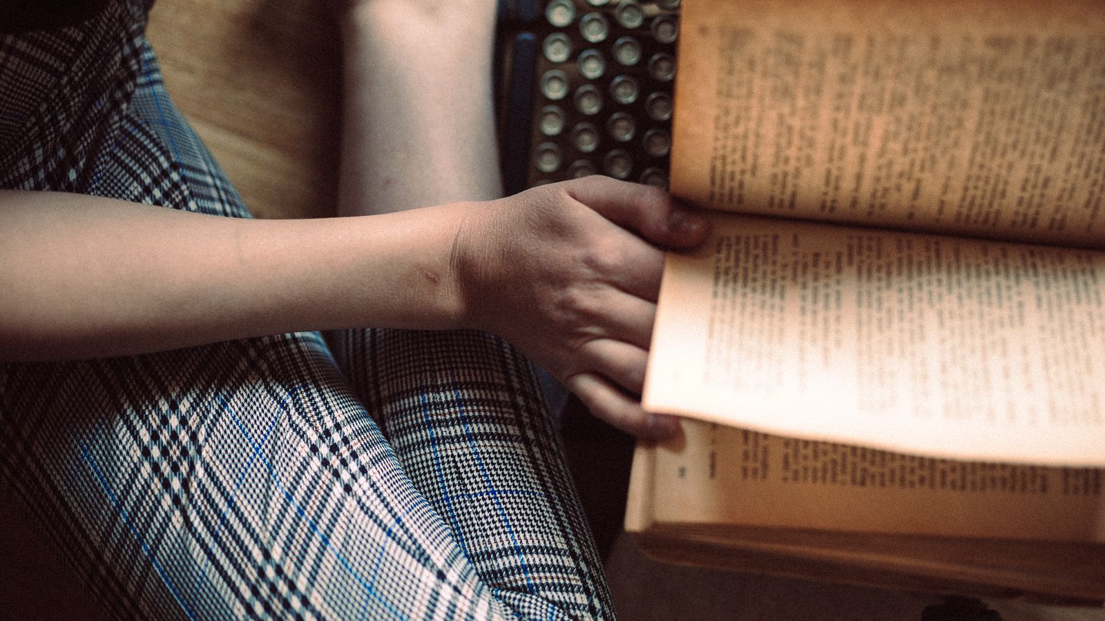 Download wallpaper 1600x900 book, typewriter, hand, reading widescreen ...