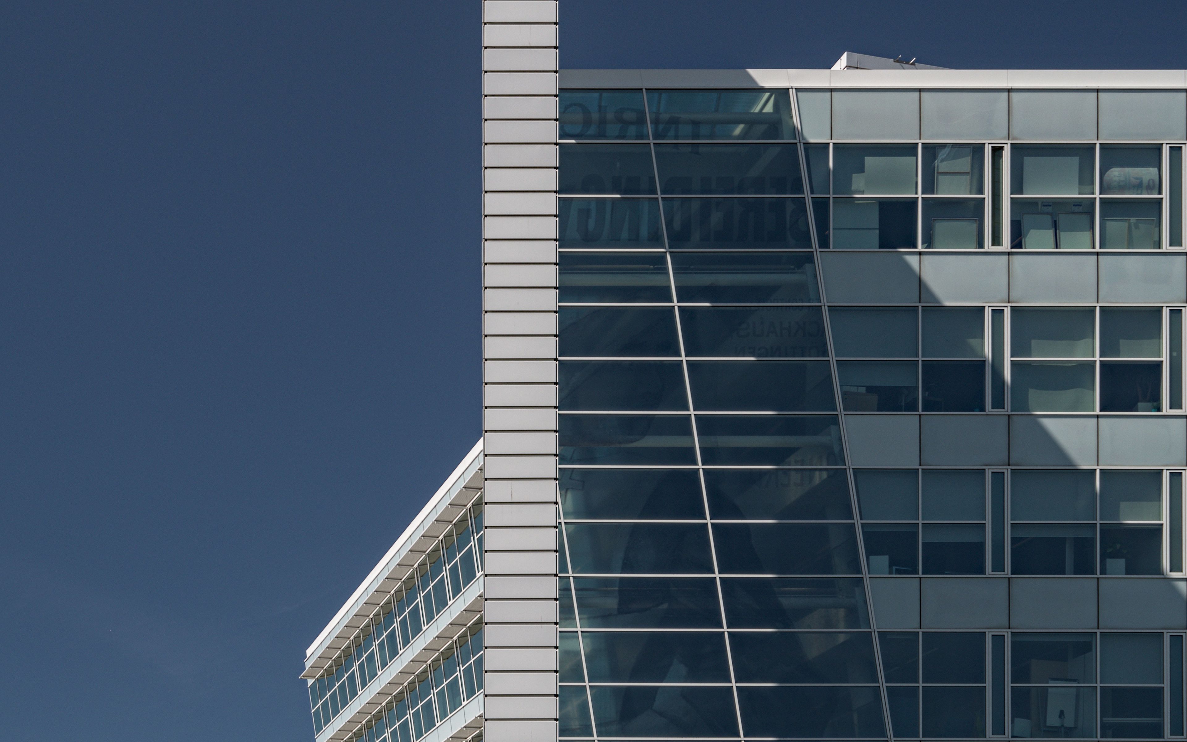 Download wallpaper 3840x2400 building, facade, glass, lines 4k ultra hd ...