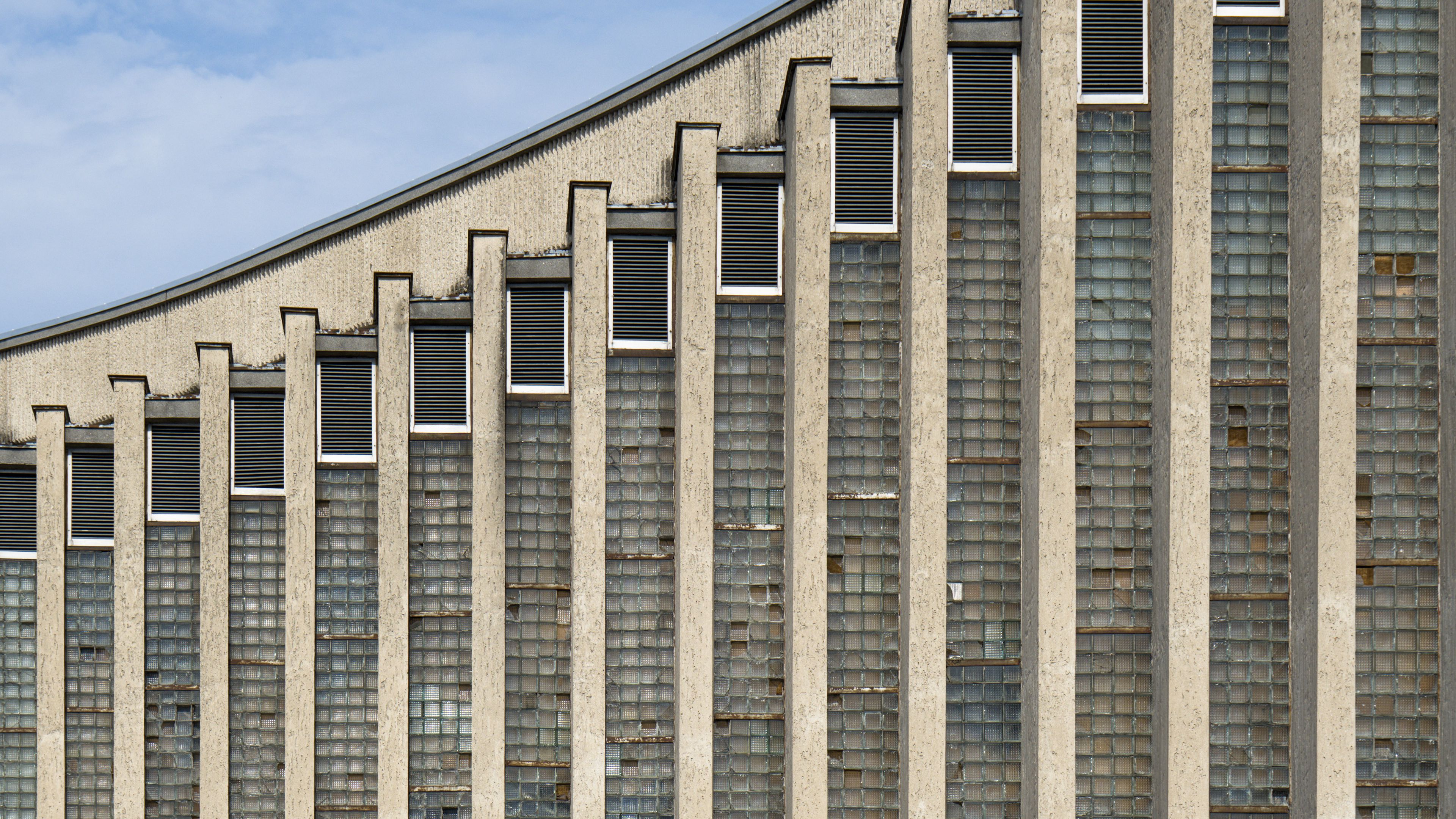 Download wallpaper 3840x2160 building, windows, curve, geometry ...
