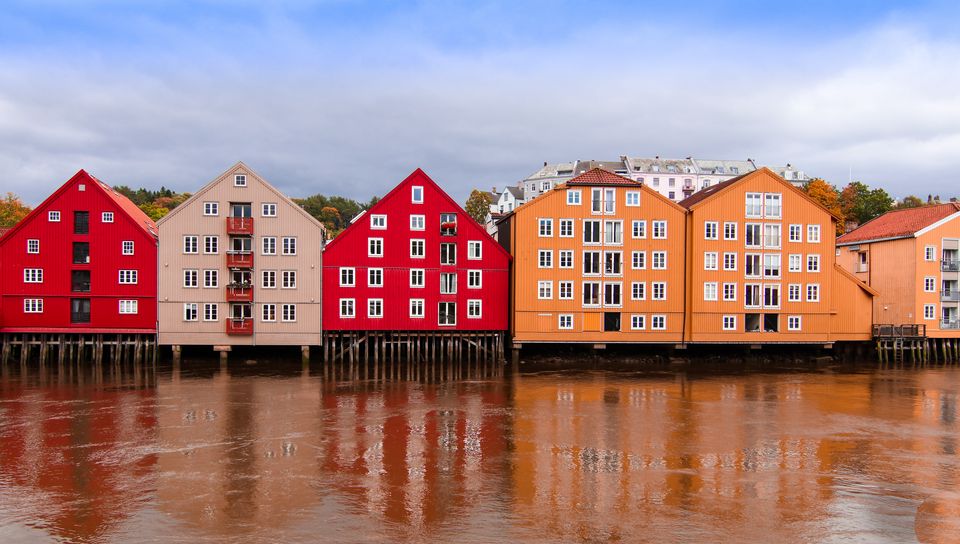 Download wallpaper 960x544 buildings, architecture, water, red ...