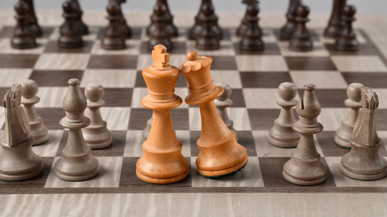 Download wallpaper 1280x720 chess, king, queen, pieces, game, board hd ...