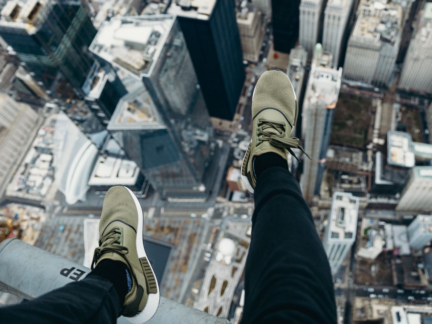 Download wallpaper 1400x1050 city, aerial view, legs, overview ...