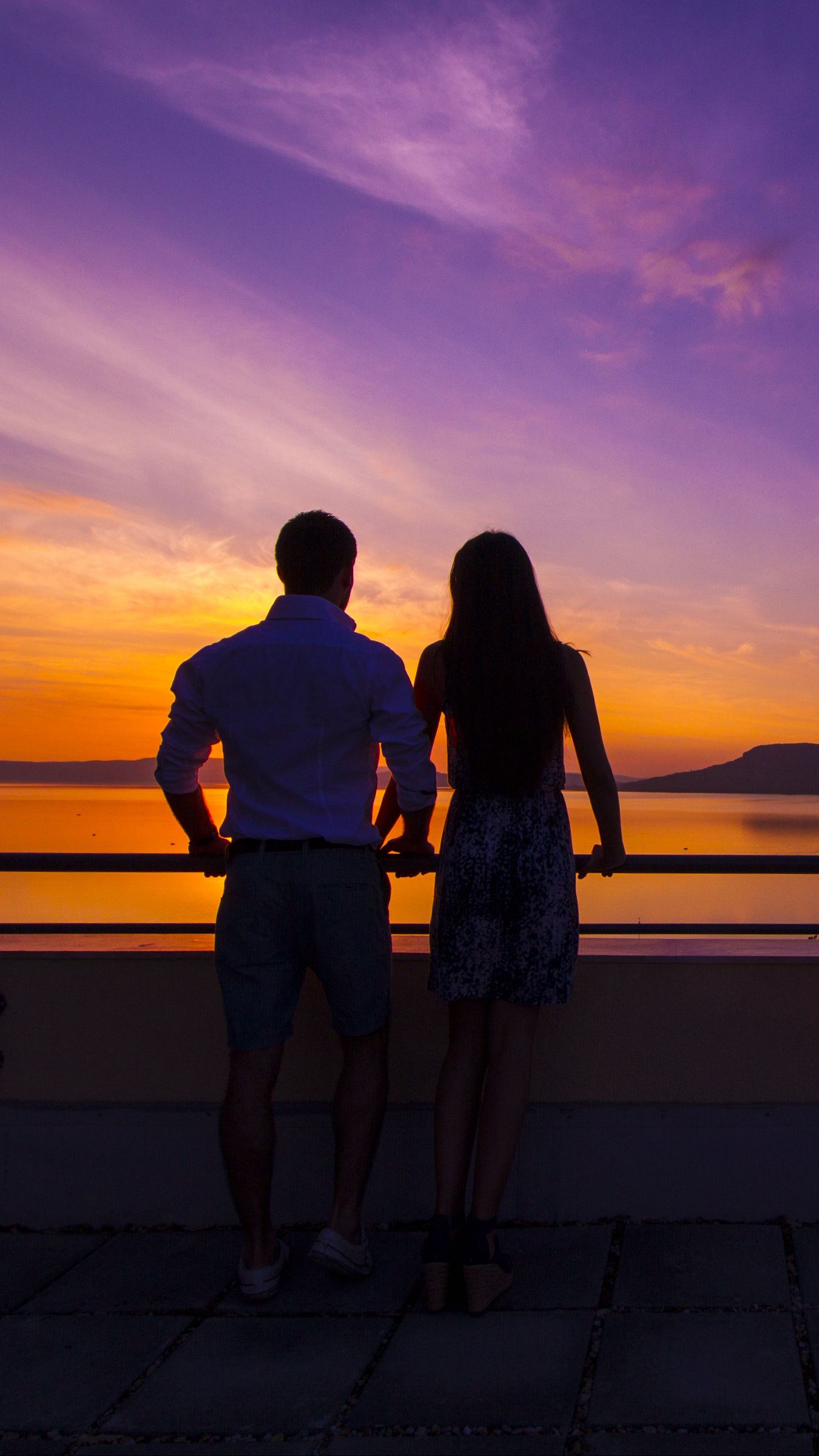 Download wallpaper 1350x2400 couple, sunset, sea, sky iphone 8+/7+/6s ...