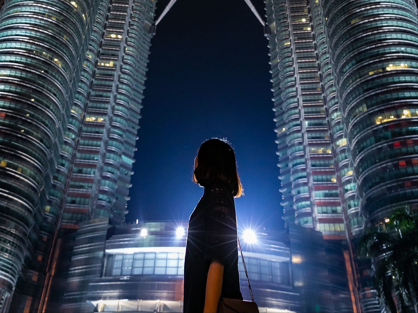 Download wallpaper 1400x1050 girl, building, skyscraper, night standard ...