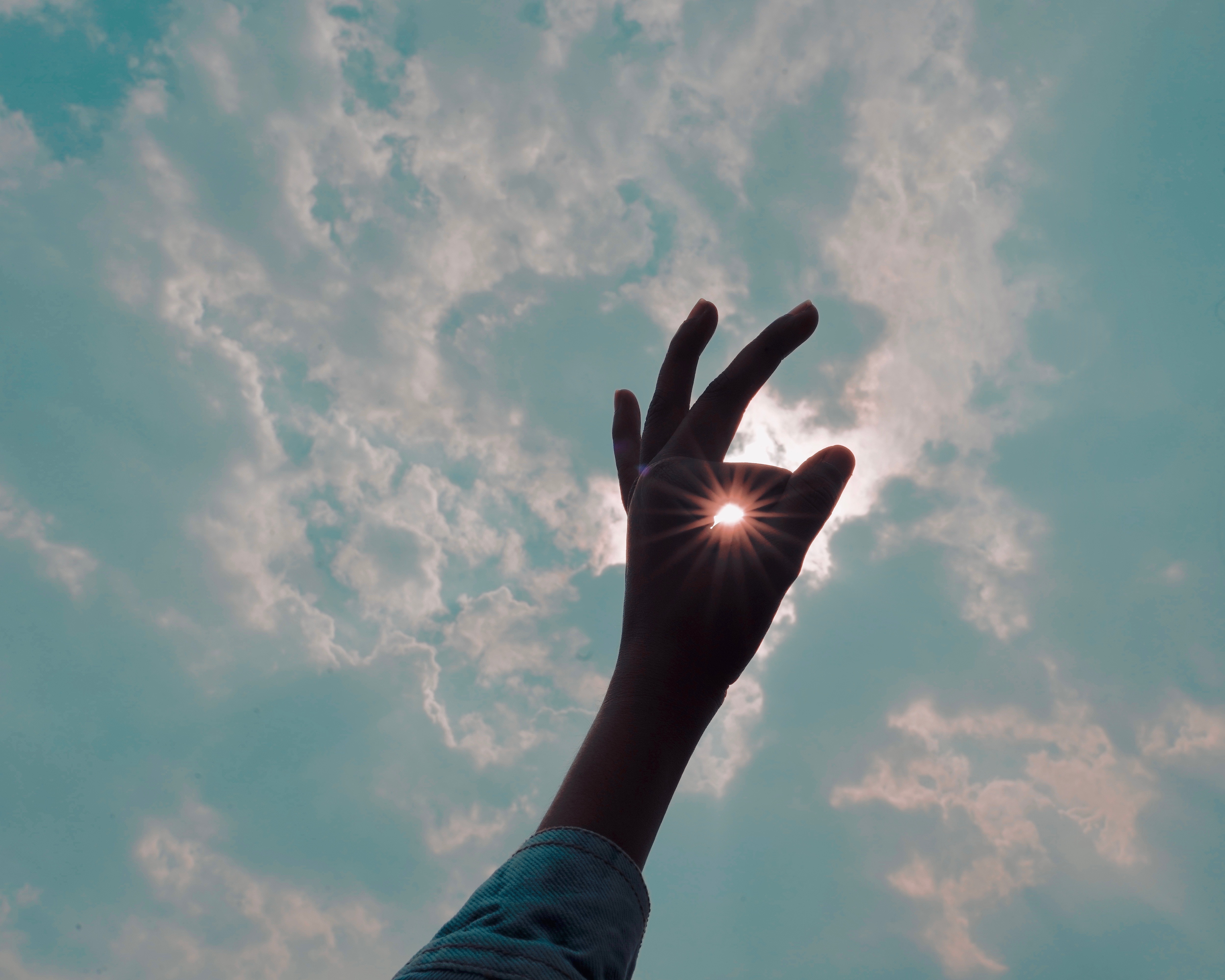 Download wallpaper 5000x4000 hand, fingers, sun, sun rays, sky, gesture ...