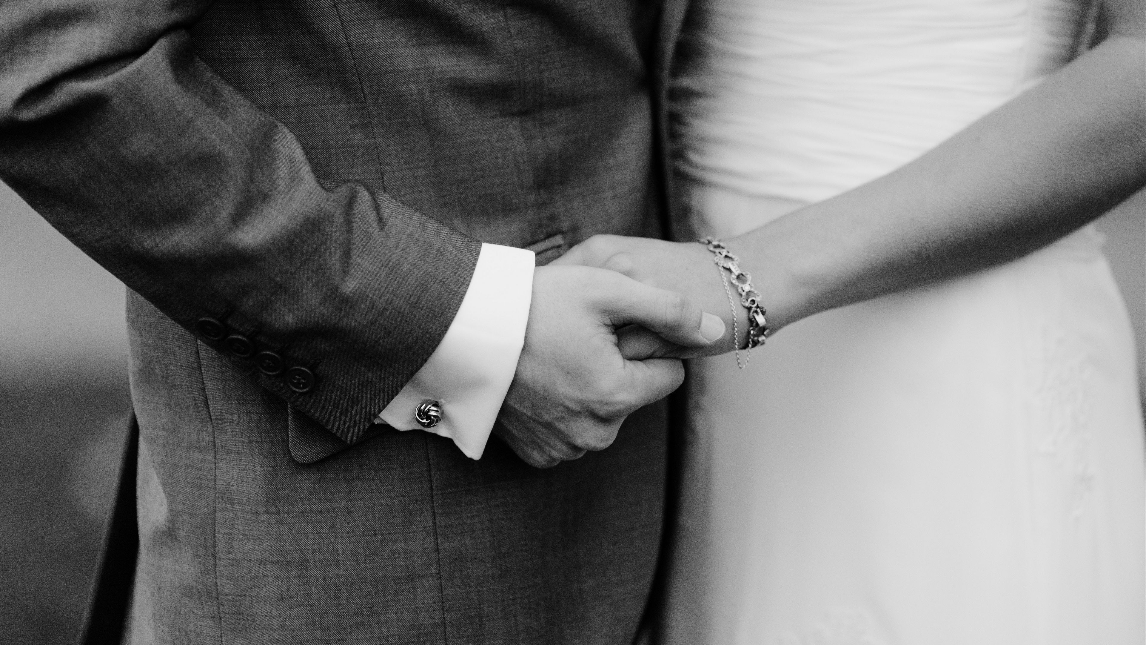 Download wallpaper 3840x2160 hands, couple, bw, love, newlyweds 4k uhd ...