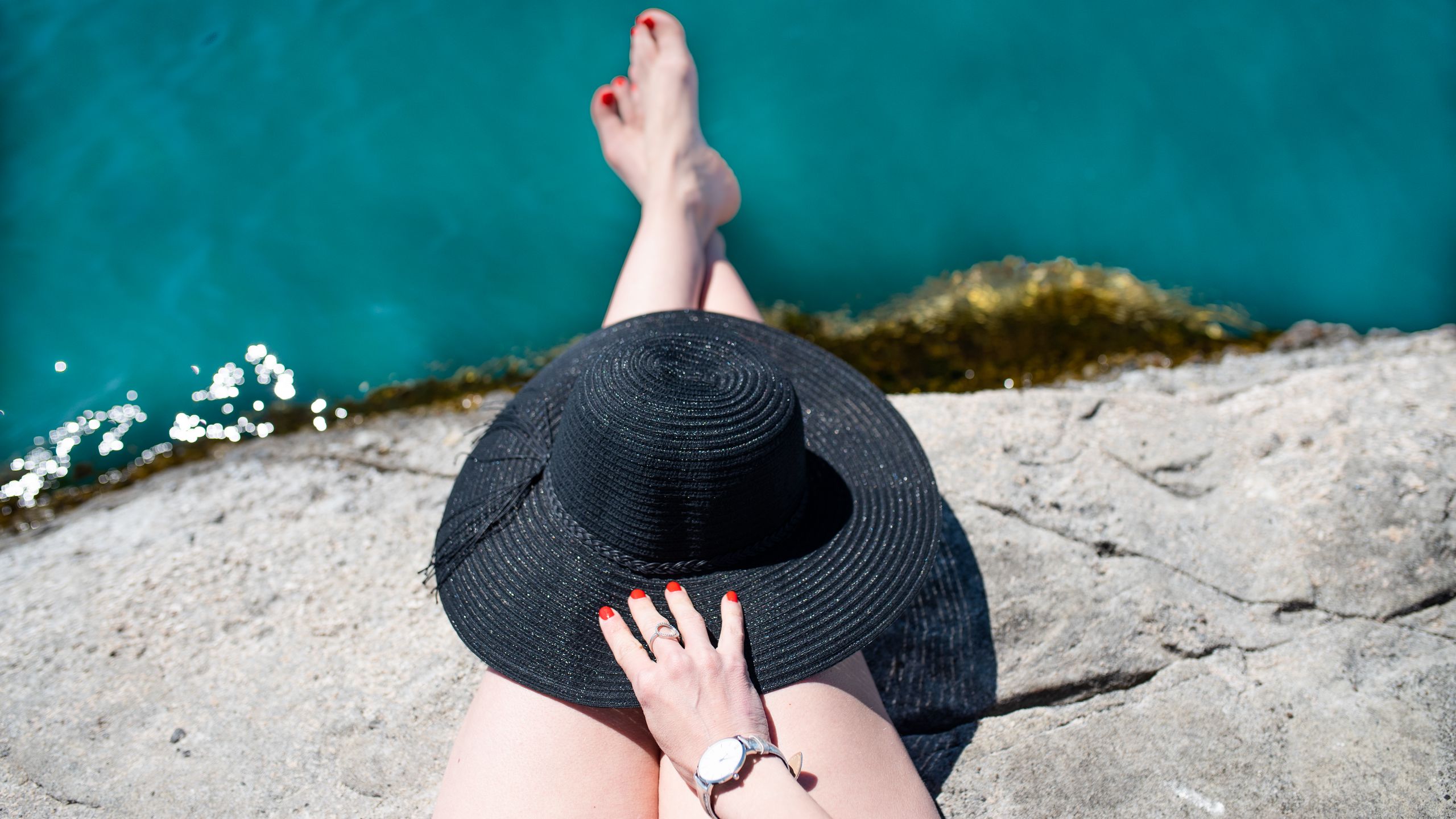 Download wallpaper 2560x1440 hat, rest, legs, hand, summer widescreen ...
