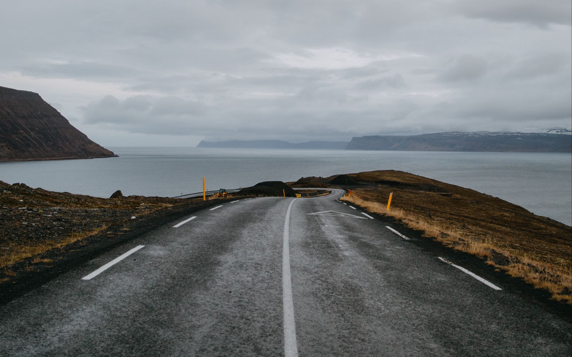 Download wallpaper 1920x1200 iceland, road, marking, turn, ocean, shore ...