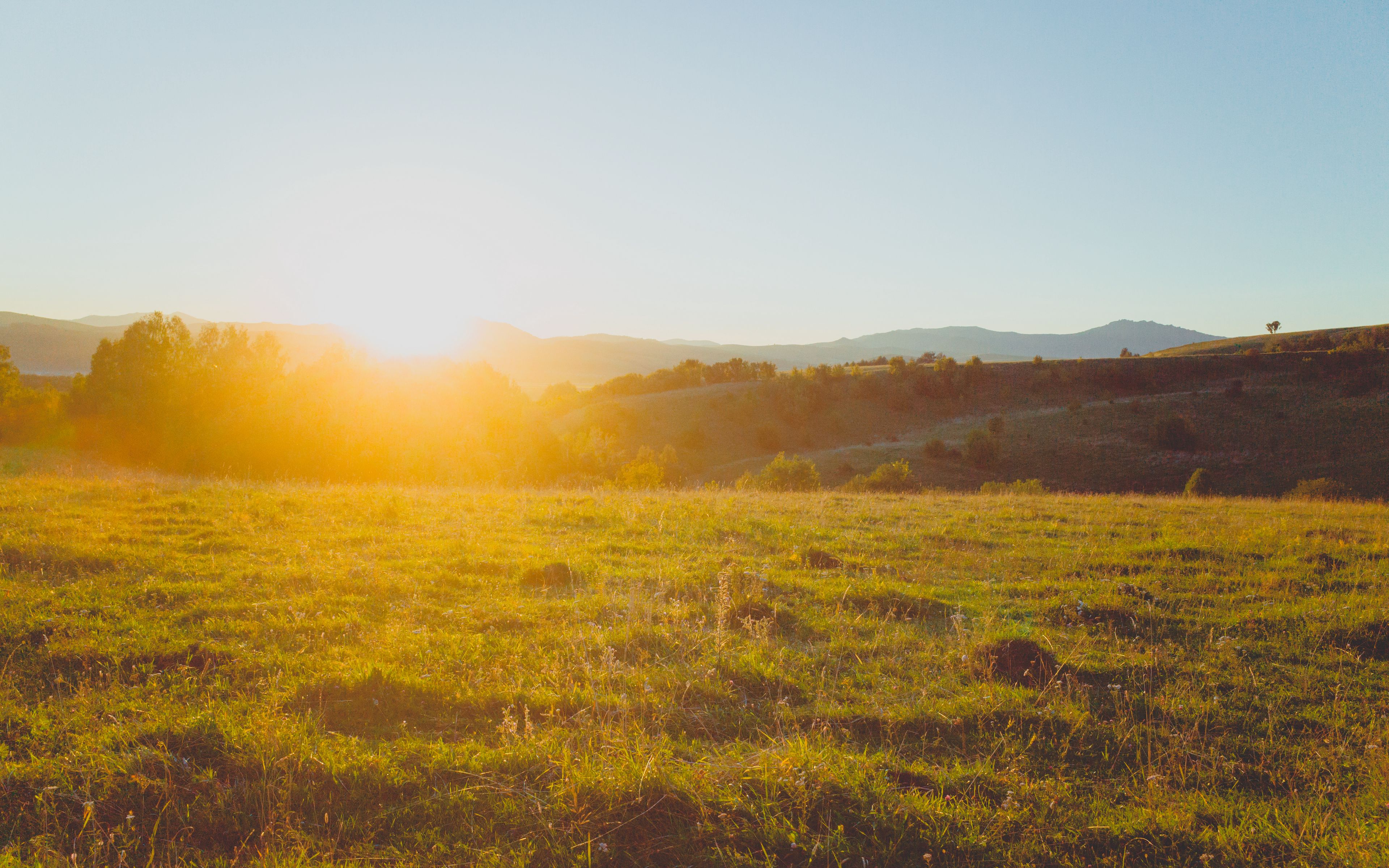 Download wallpaper 3840x2400 lawn, hills, sunlight, bright, landscape ...