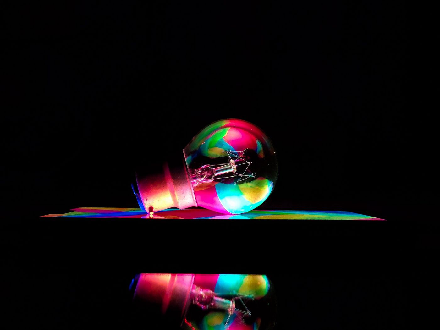 Download wallpaper 1400x1050 light bulb, reflection, dark standard 4:3 ...
