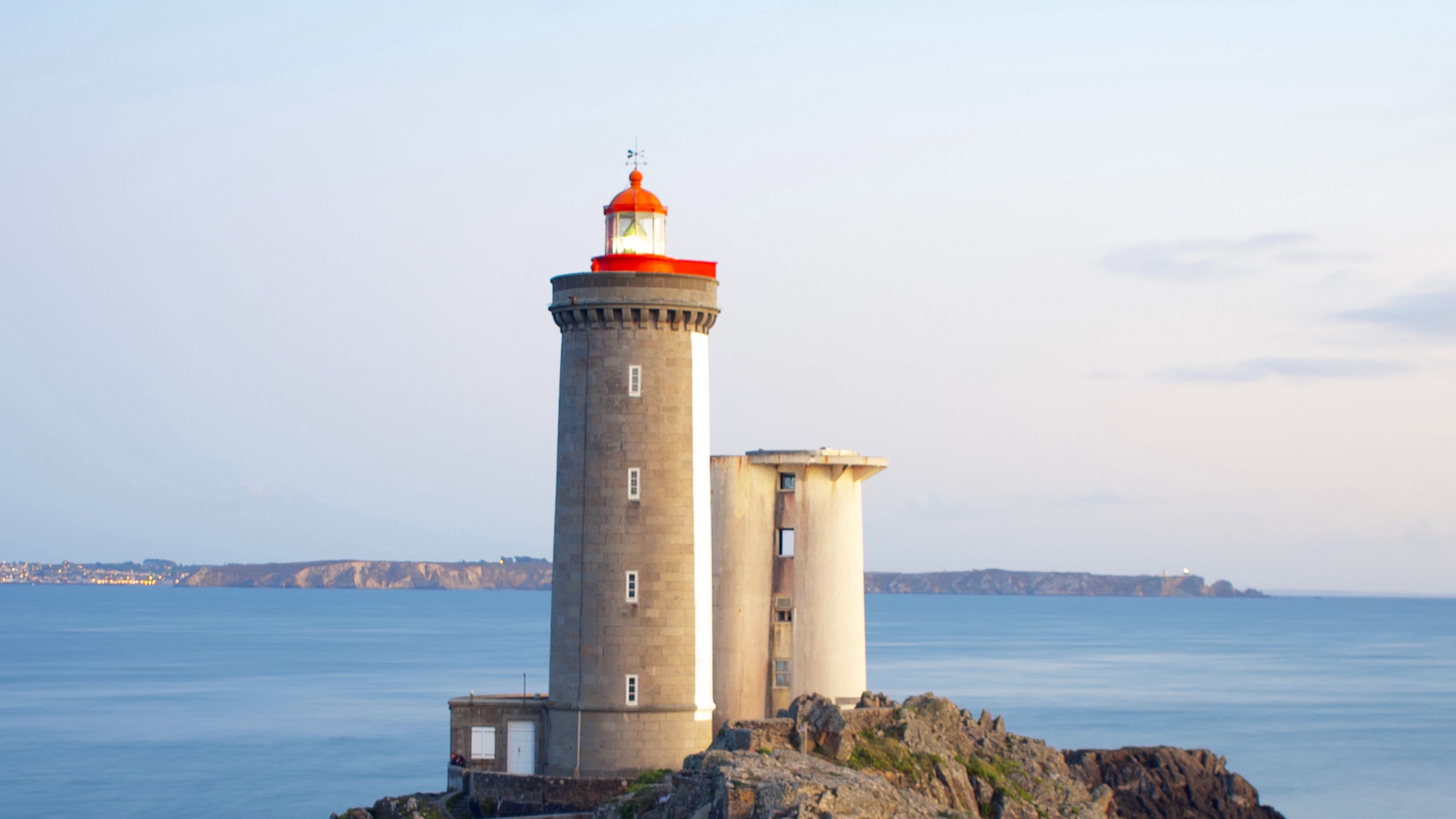 Download wallpaper 3840x2160 lighthouse, building, rocks, sea, horizon ...