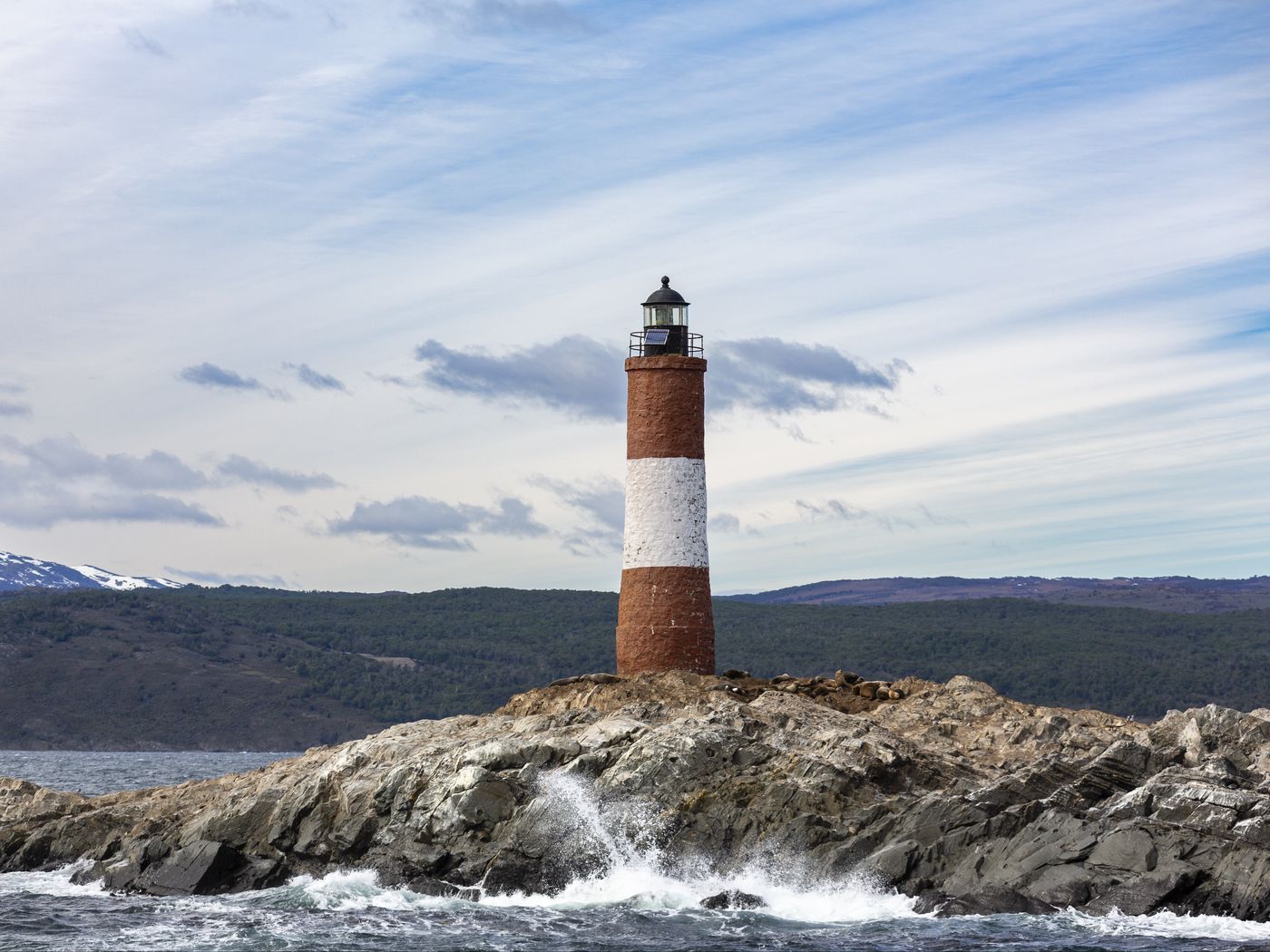 Download wallpaper 1400x1050 lighthouse, rock, sea, spray, mountains ...