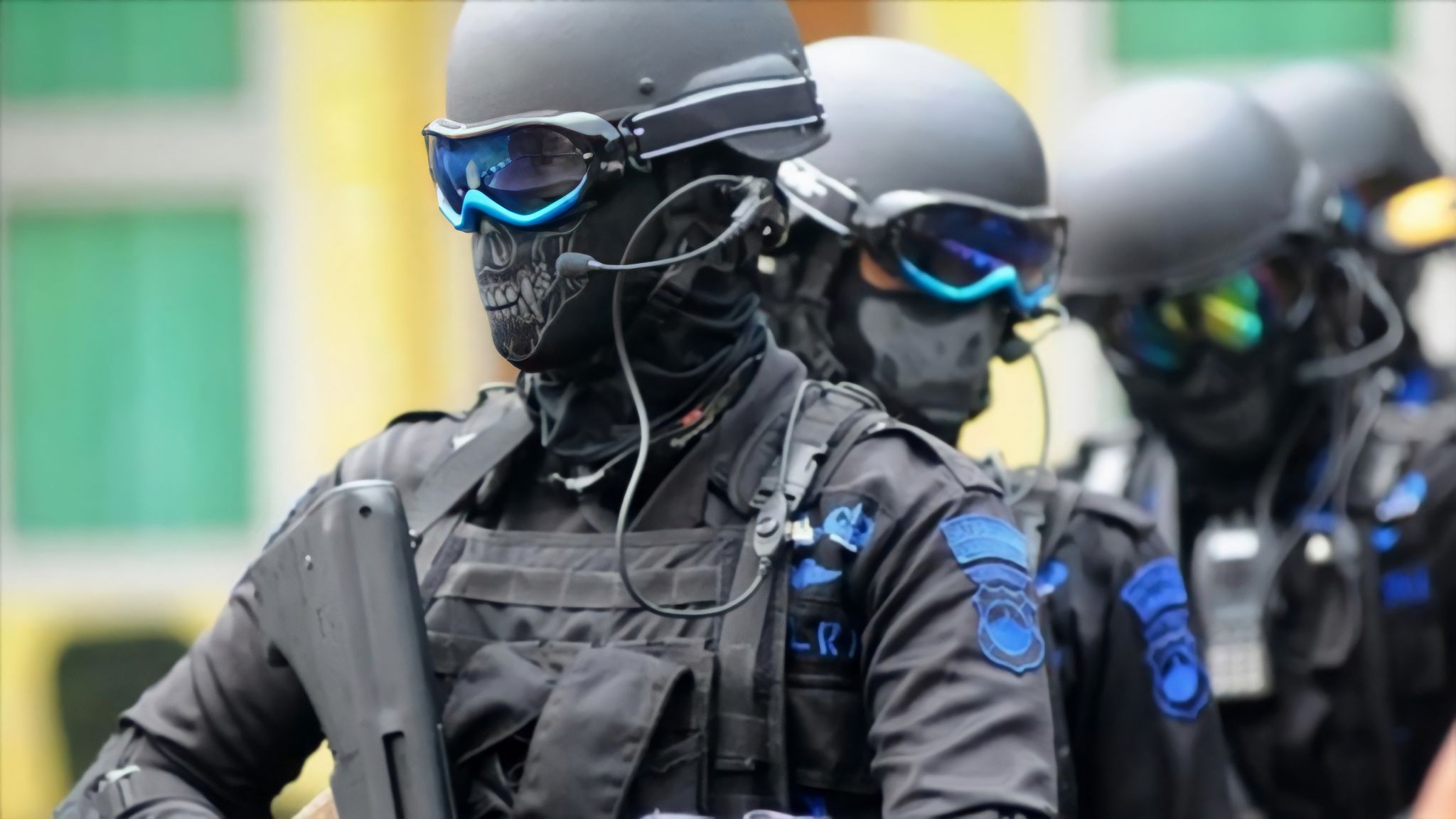 Download wallpaper 2048x1152 soldier, special forces, military, mask ...