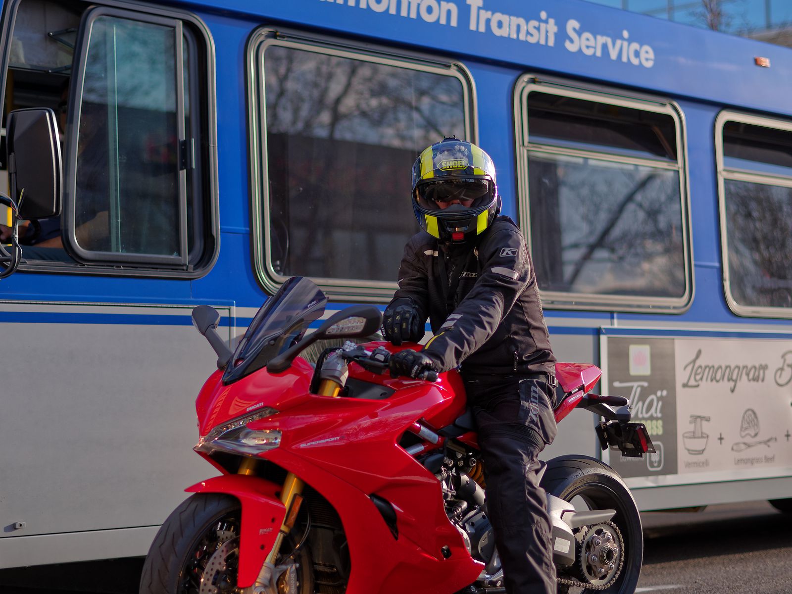 Download wallpaper 1600x1200 motorcycle, bike, red, motorcyclist, moto ...