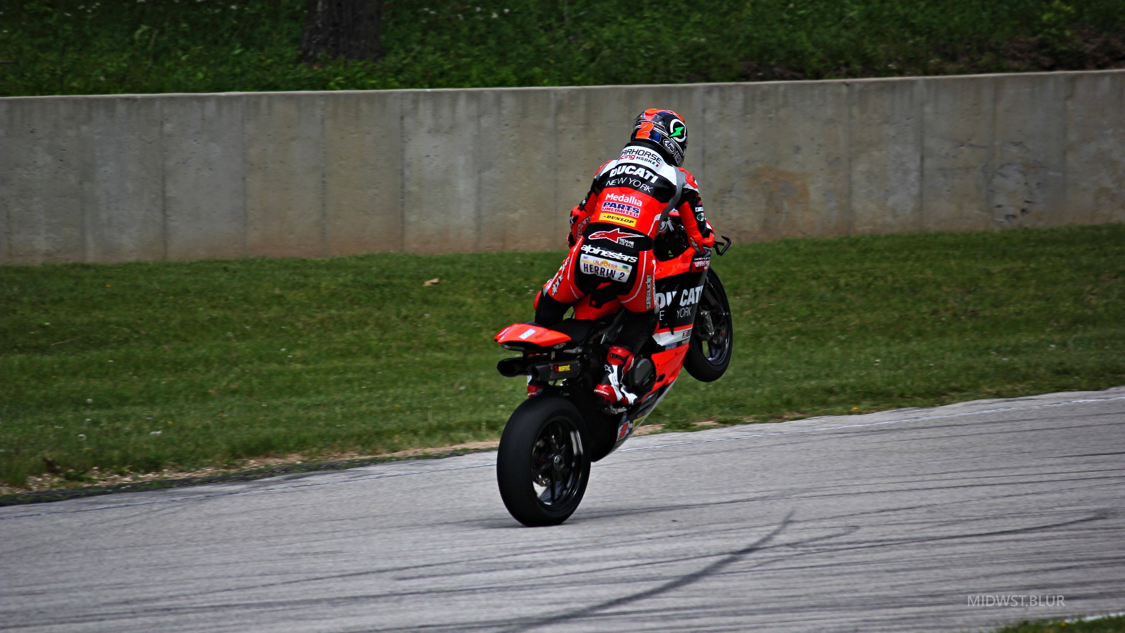 Download wallpaper 3840x2160 motorcyclist, motorcycle, red, motorcycle ...