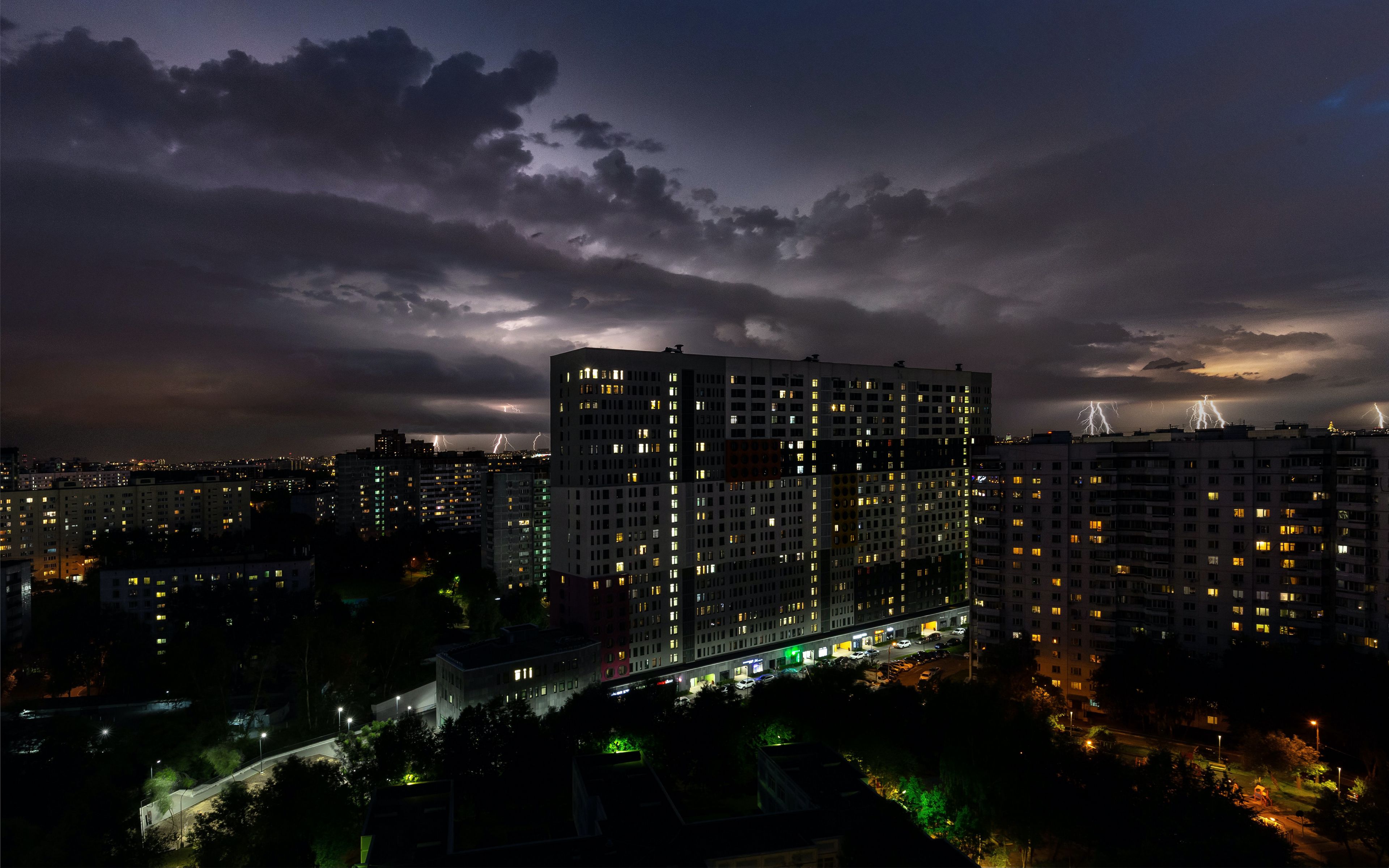 Download wallpaper 3840x2400 night city, building, lights, apartments ...