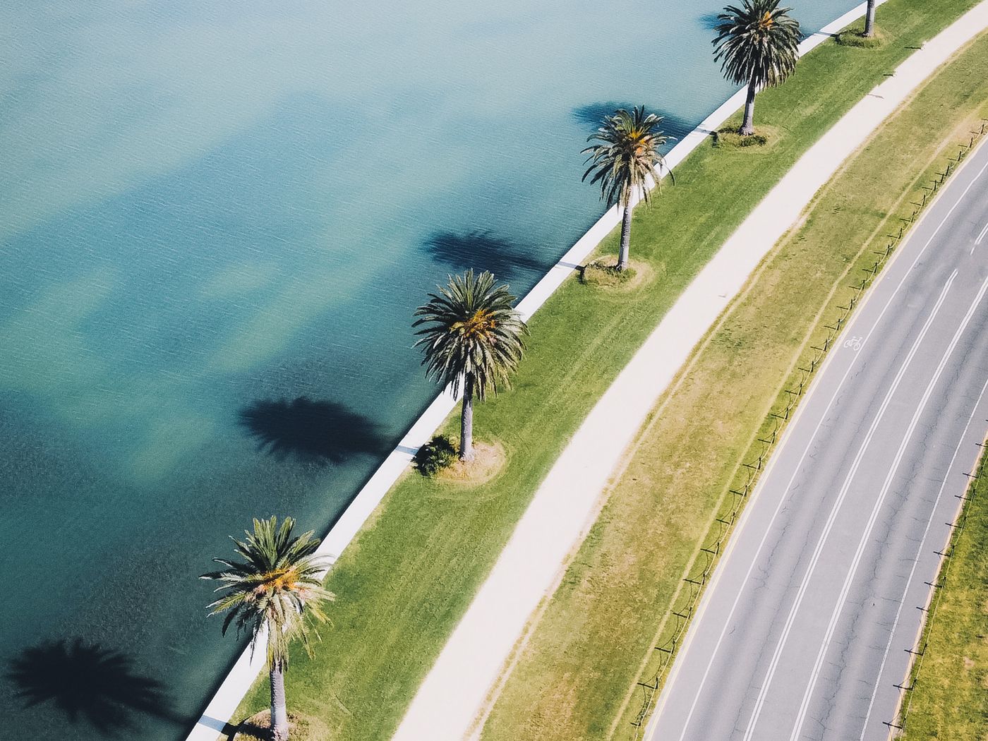 Download wallpaper 1400x1050 road, palm trees, aerial view, coast, sea ...