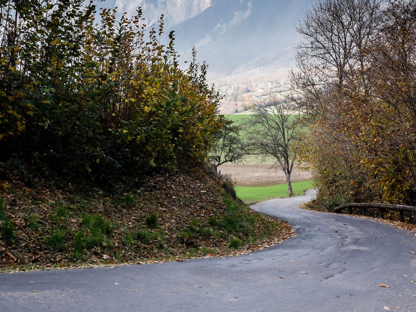 Download wallpaper 1400x1050 road, turn, mountains, trees, nature ...