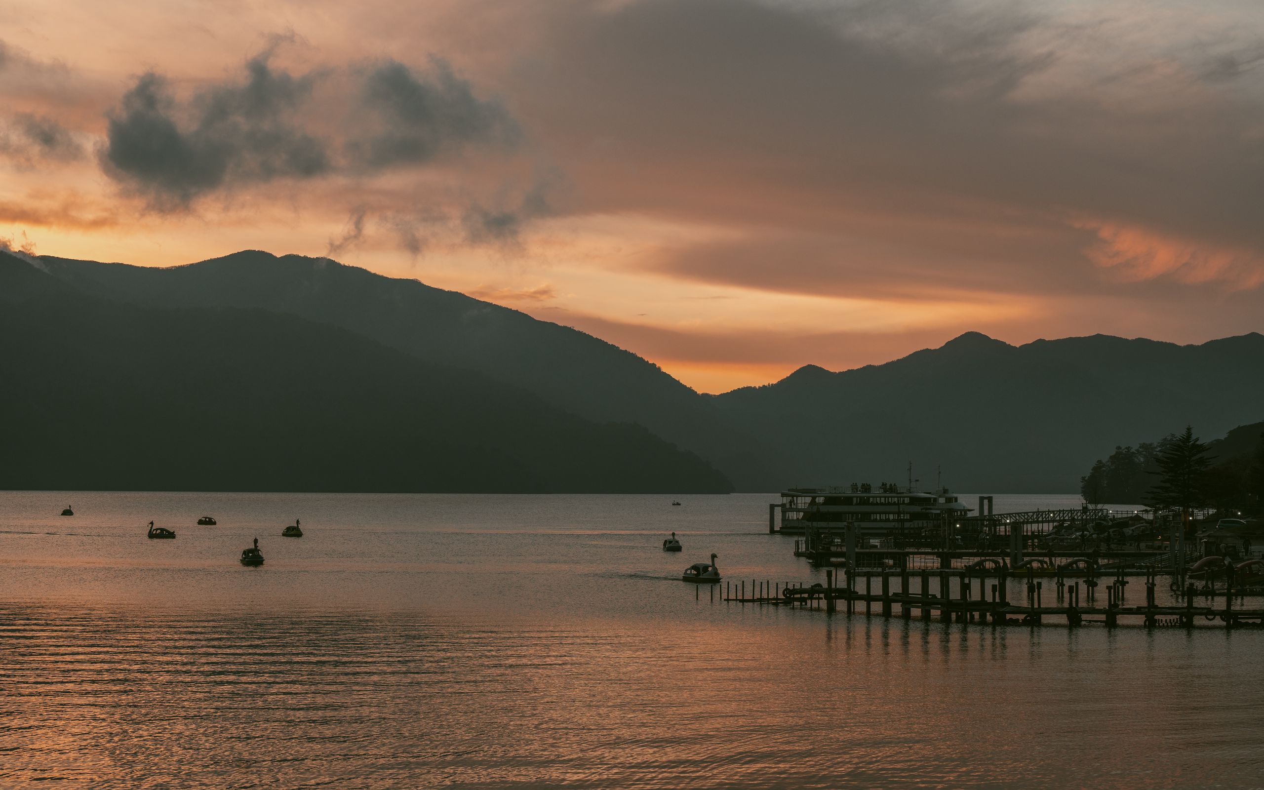 Download wallpaper 2560x1600 sea, berth, catamarans, twilight ...