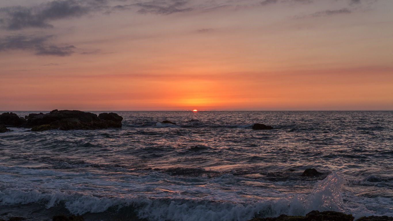 Download wallpaper 1366x768 sea, ocean, waves, horizon, sunset tablet ...