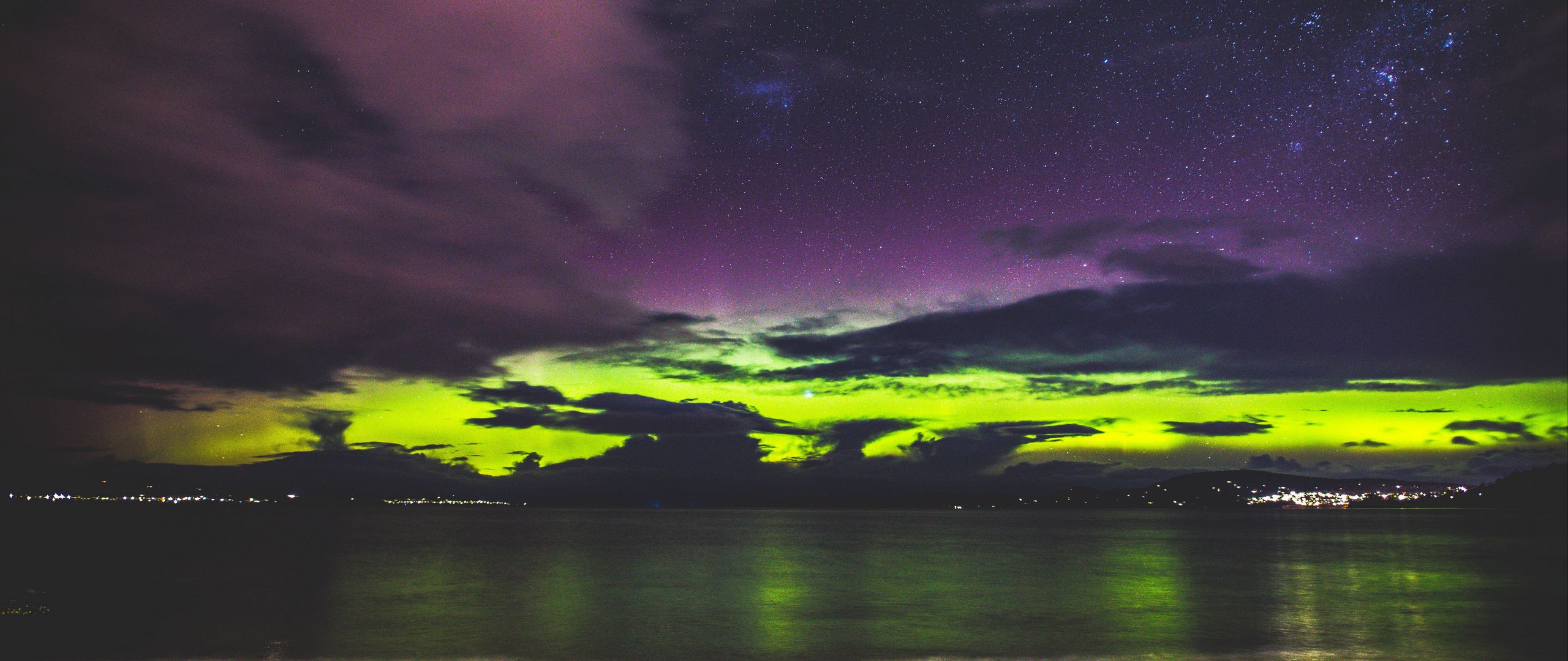 Download wallpaper 2560x1080 sea, starry sky, shore, sunset, radiance ...
