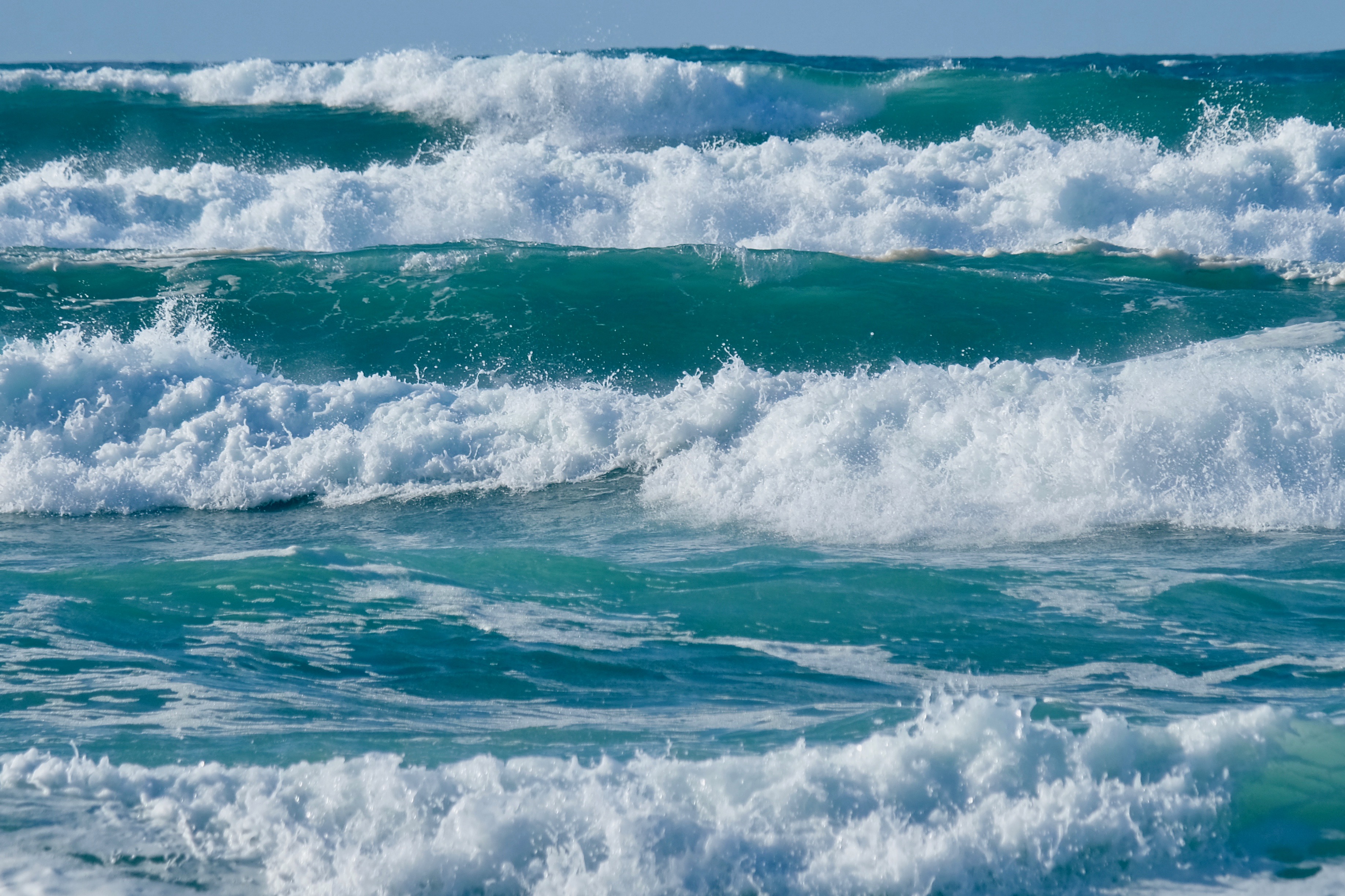 Download wallpaper 3674x2449 sea, waves, splashes hd background