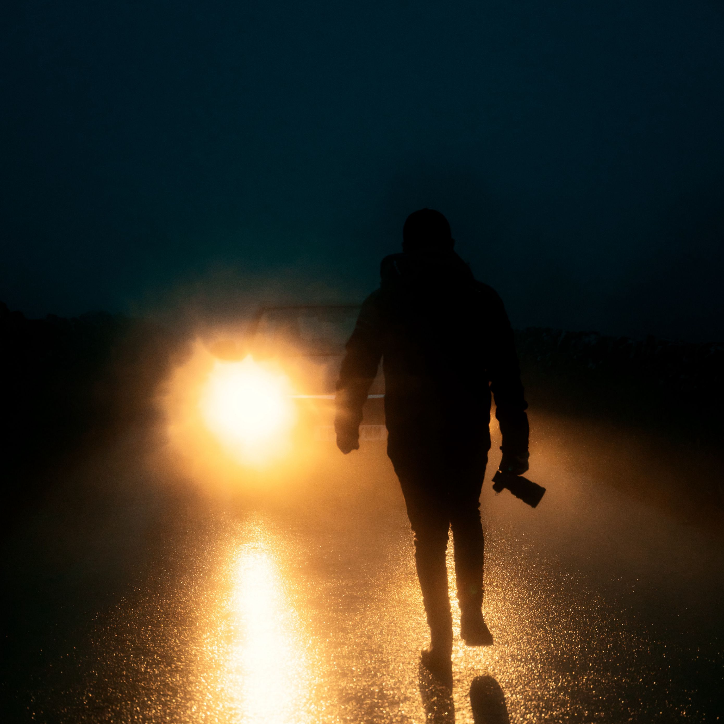 Download wallpaper 2780x2780 silhouette, photographer, light, night ... Download wallpaper 2780x2780 silhouette, photographer, light, night ...