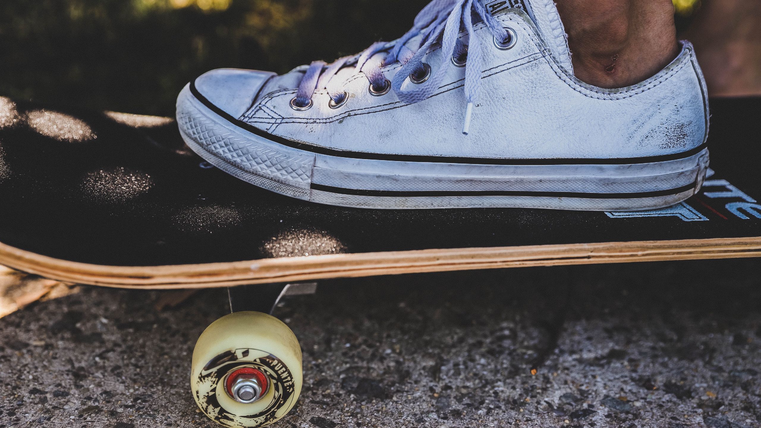 Download wallpaper 2560x1440 skateboard, wheel, foot, shoes, white ...