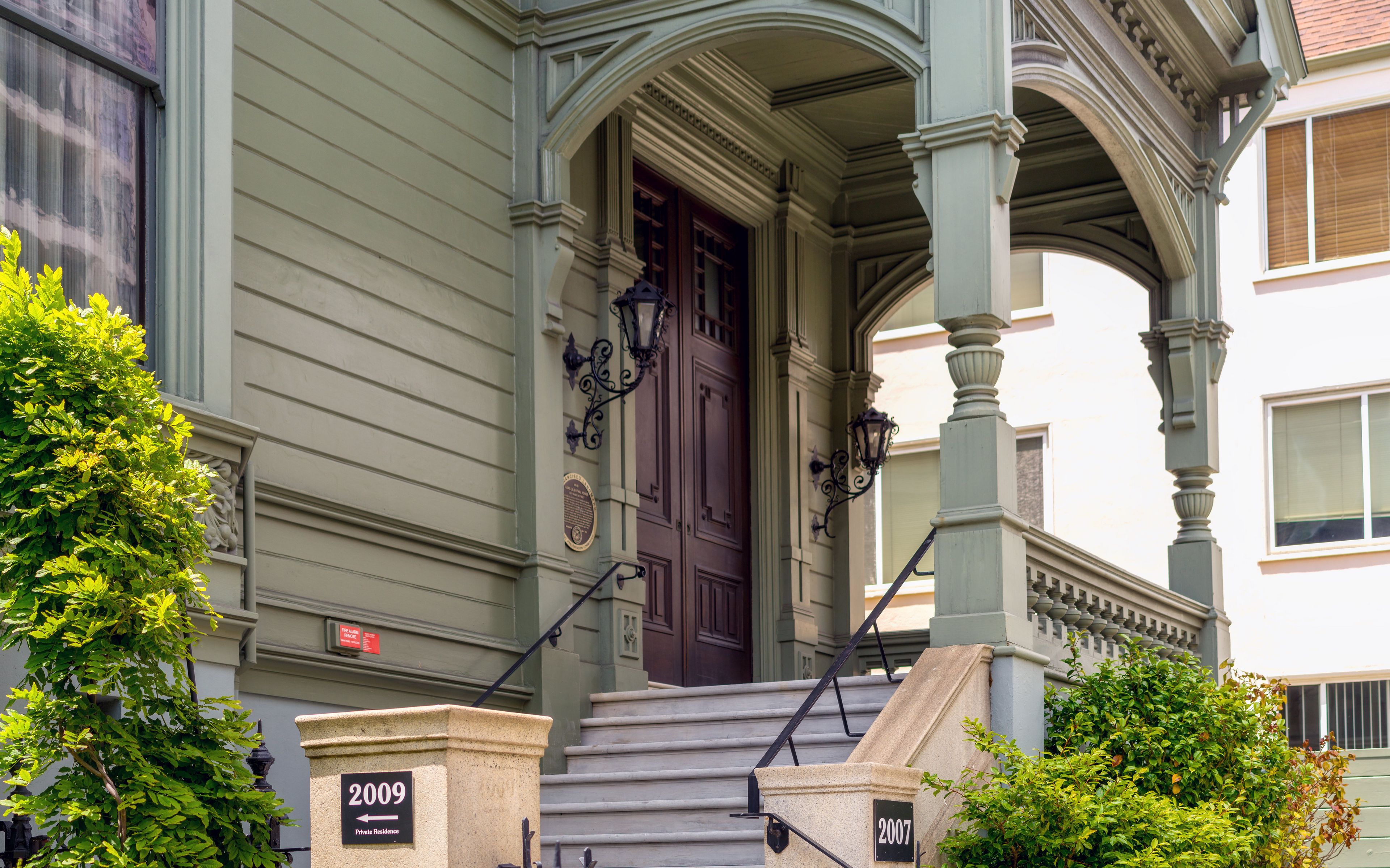 Download wallpaper 3840x2400 staircase, door, columns, building ...