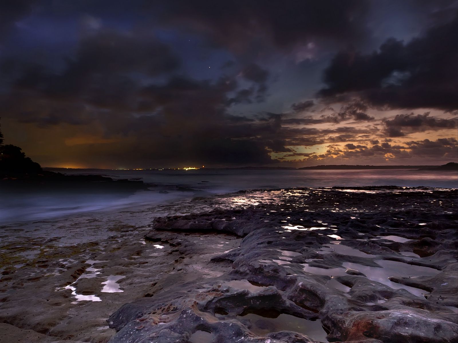 Download wallpaper 1600x1200 stones, sea, horizon, night standard 4:3 ...