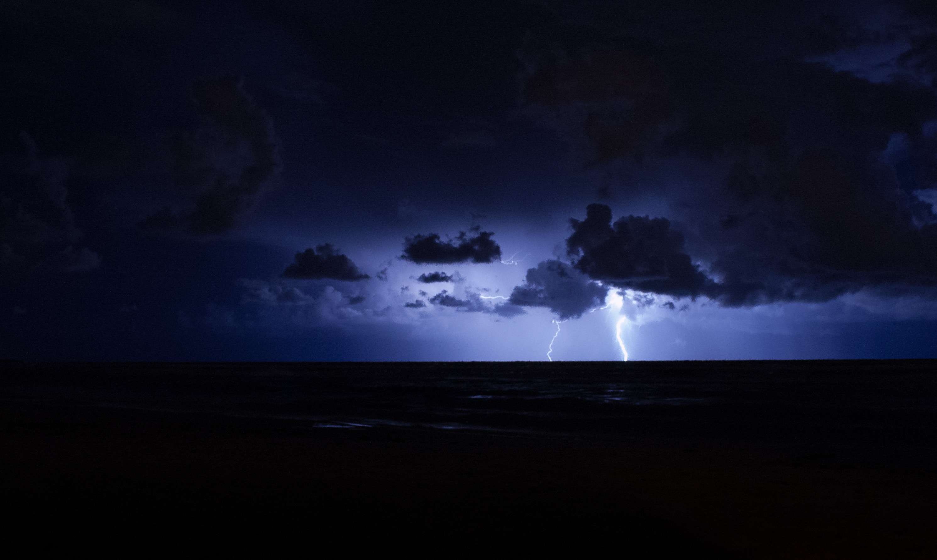 Download wallpaper 2981x1781 thunderstorm, lightning, sky, horizon ...