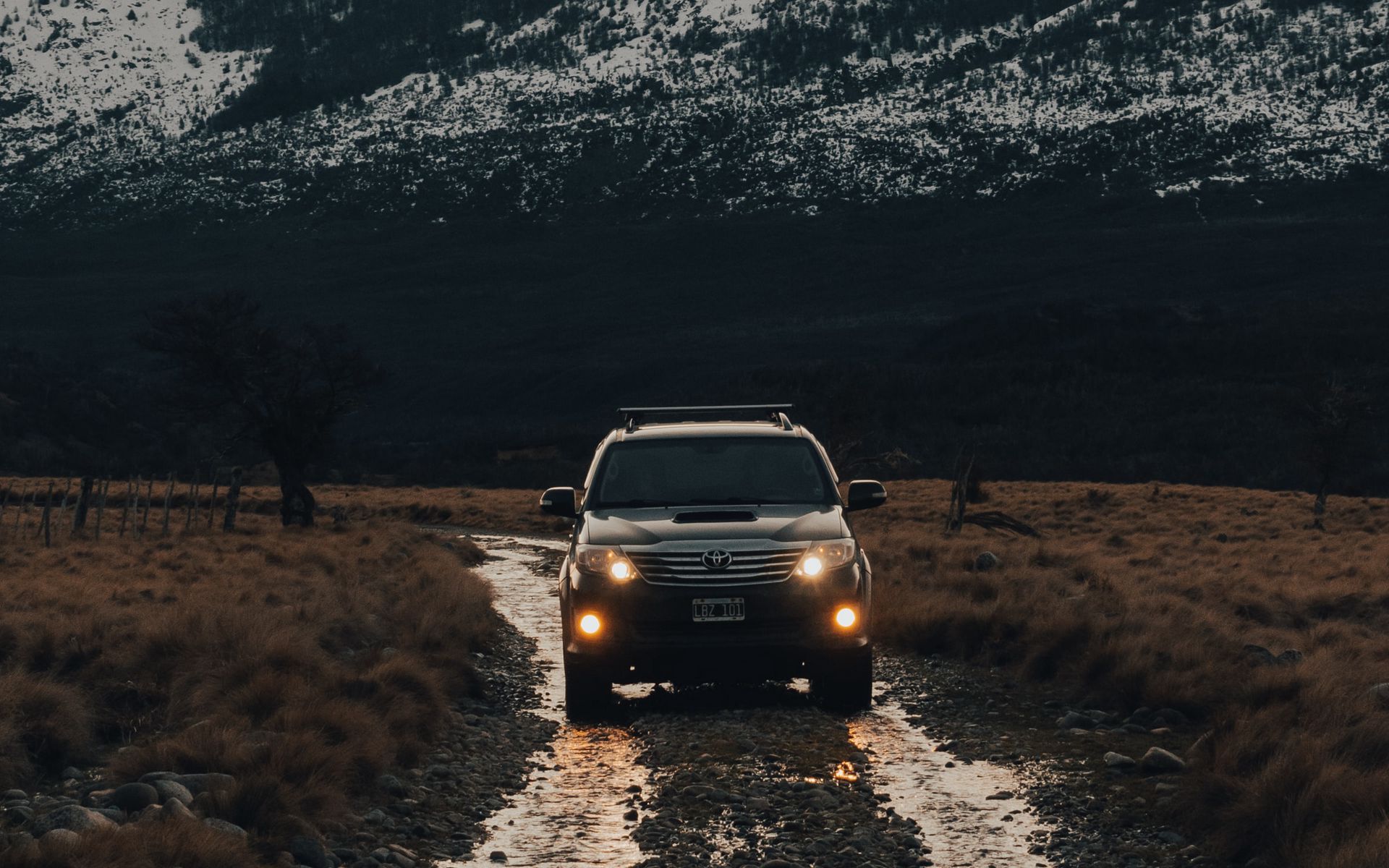 Download wallpaper 1920x1200 toyota, car, suv, front view, rocks, road ...