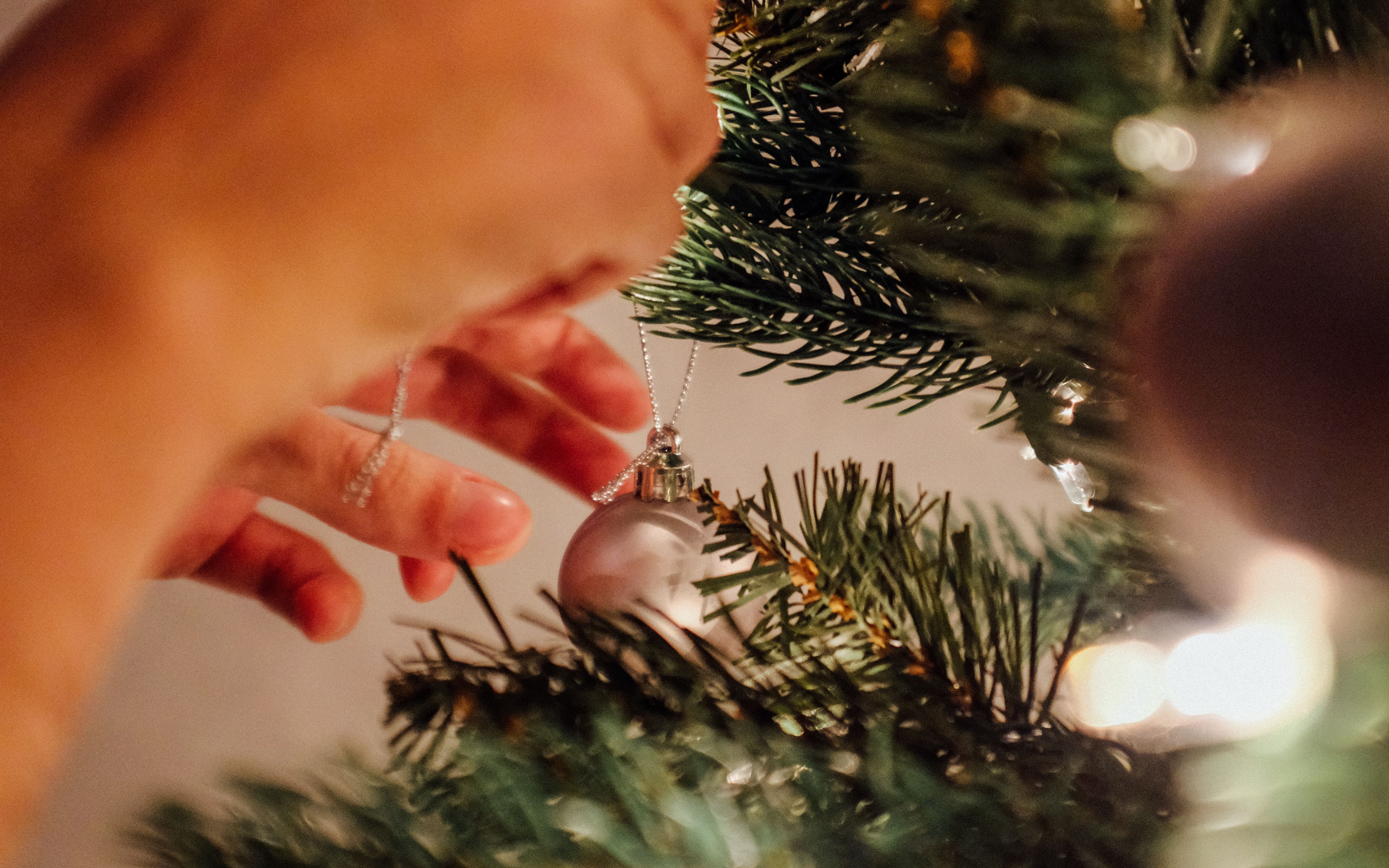 Download wallpaper 3840x2400 tree, balls, garland, new year, christmas ...