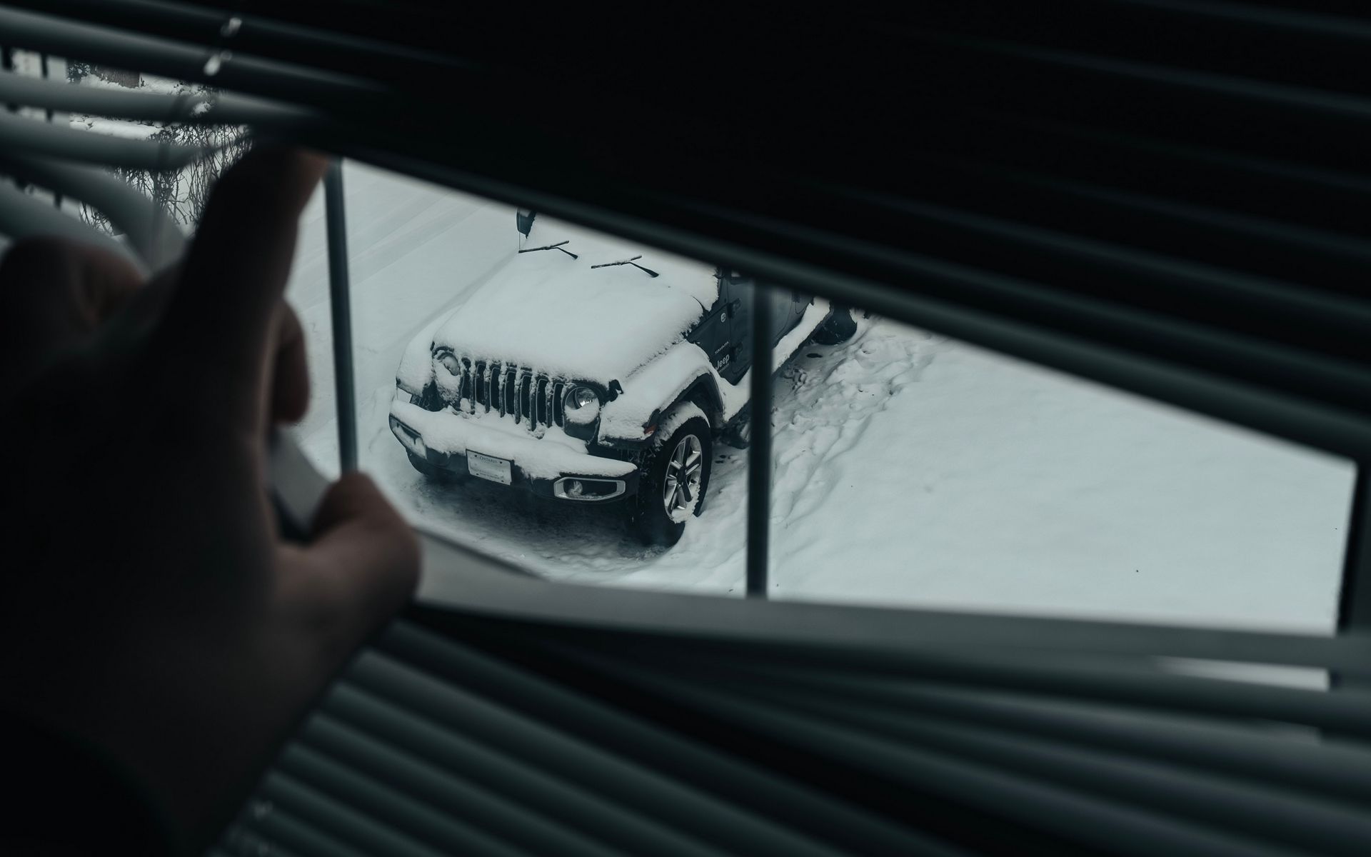 Download wallpaper 1920x1200 window, blinds, car, suv, snow widescreen ...